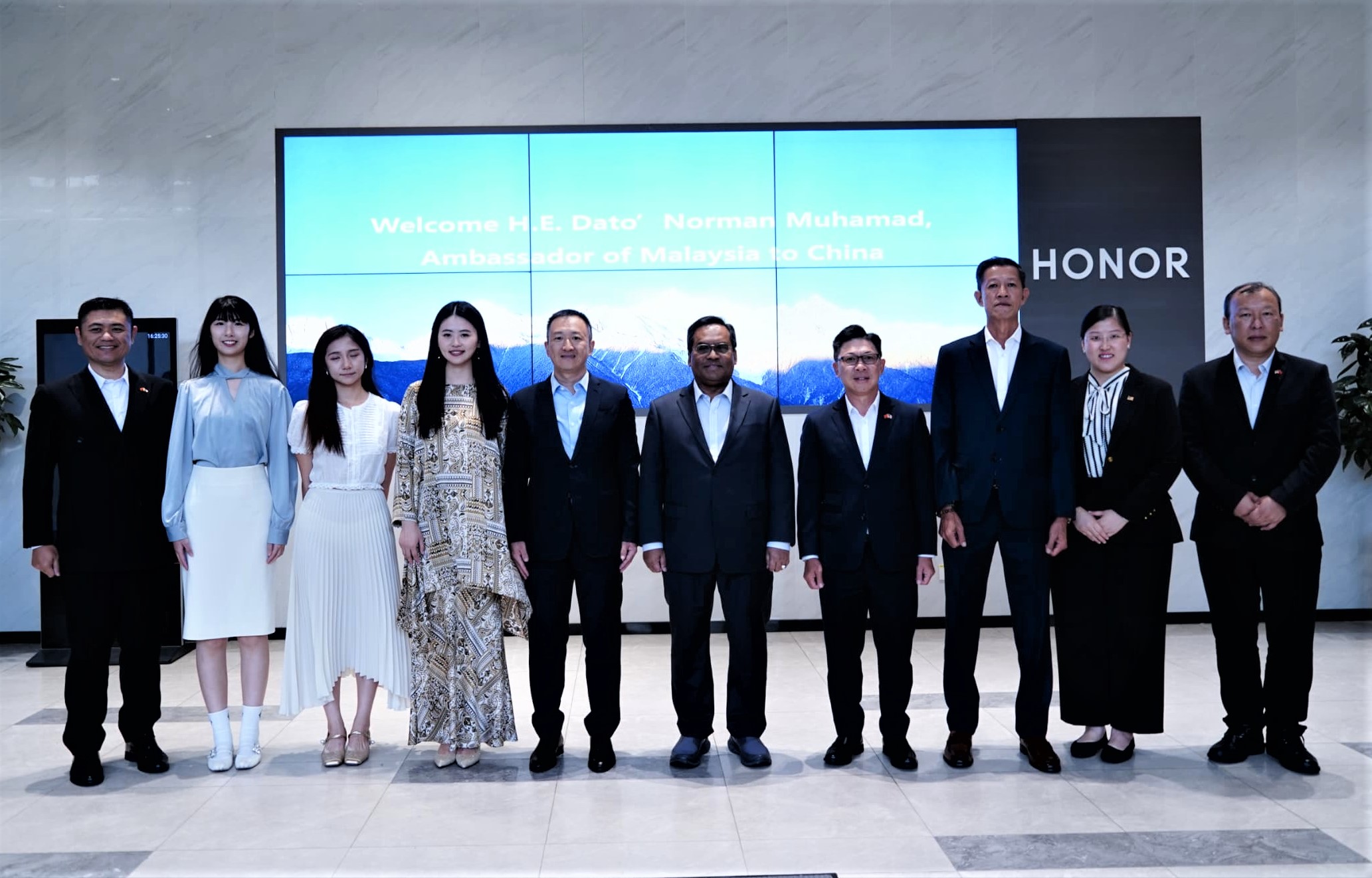 HONOR's Advanced Manufacturing Showcased to Malaysian Ambassador ...