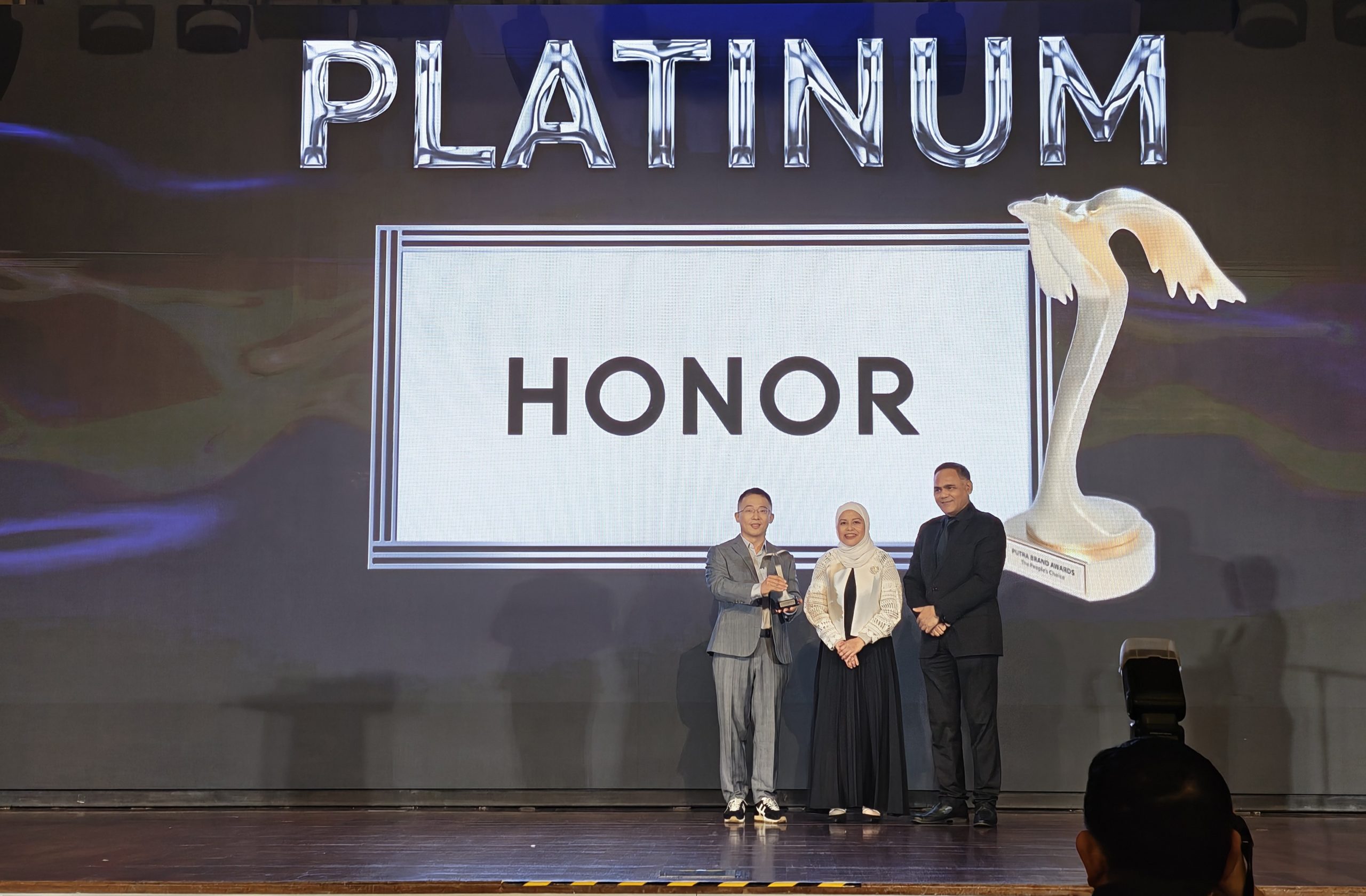 HONOR Ascends to Platinum at the 2025 Putra Brand Awards, Driven by ...